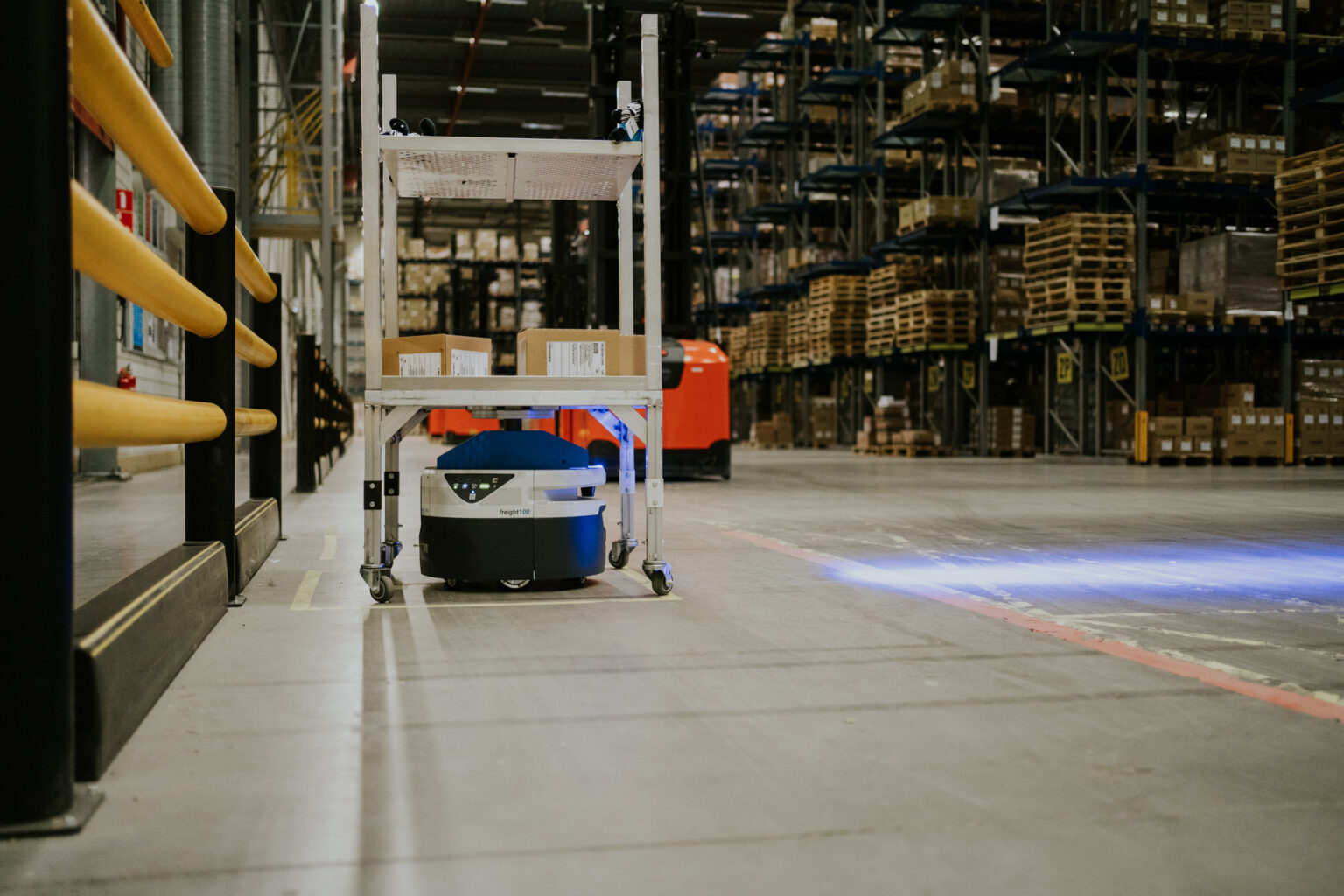 AMR: the autonomous robot in the warehouse alongside the employee - Techzine Global