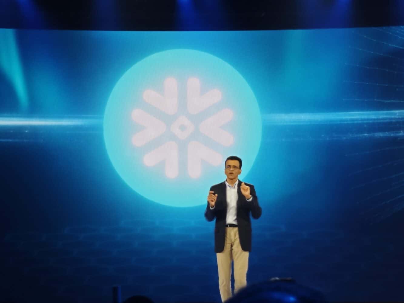 Snowflake lowers the barrier for building AI apps - Techzine Global