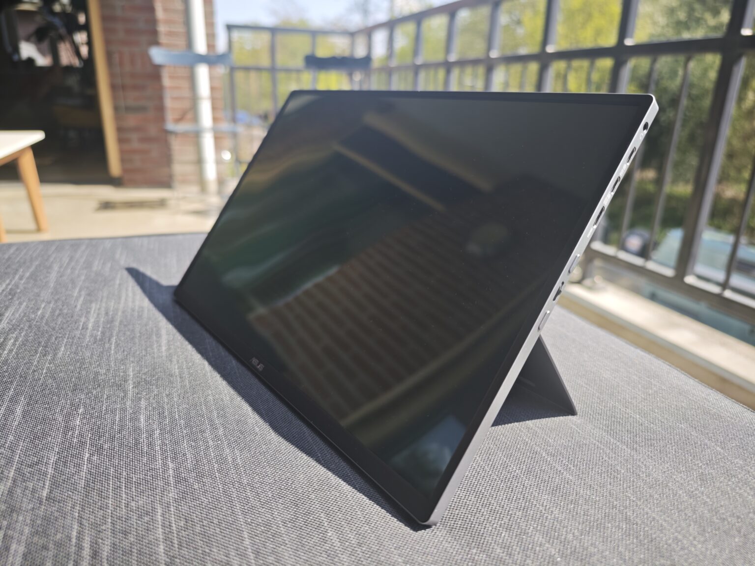 ASUS ZenScreen OLED MQ16FC review: high-fidelity mobility - Techzine Global